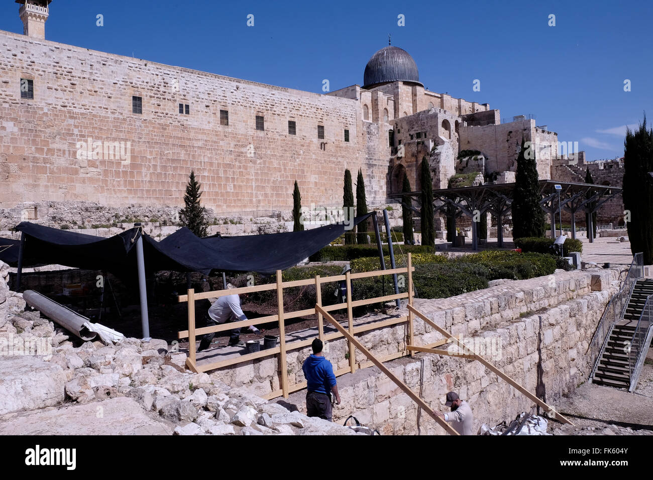 Israeli archaeologist hi-res stock photography and images - Alamy