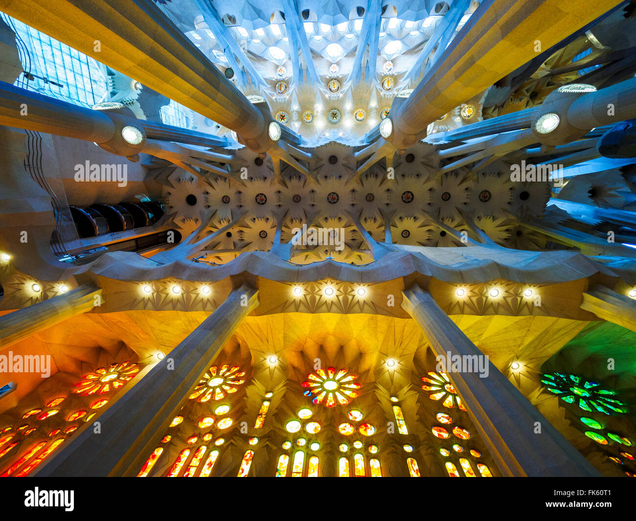 The Bas├¡lica i Temple Expiatori de la Sagrada Fam├¡lia designed by ...