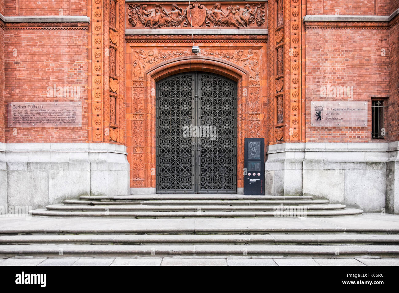 Rotes Rathaus in Mitte Berlin, red brick city hall exterior entrance ...