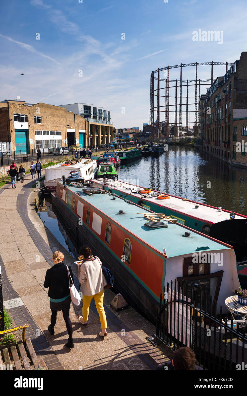 Regents Canal at Haggerston, near Broadway Market, Hackney, London ...