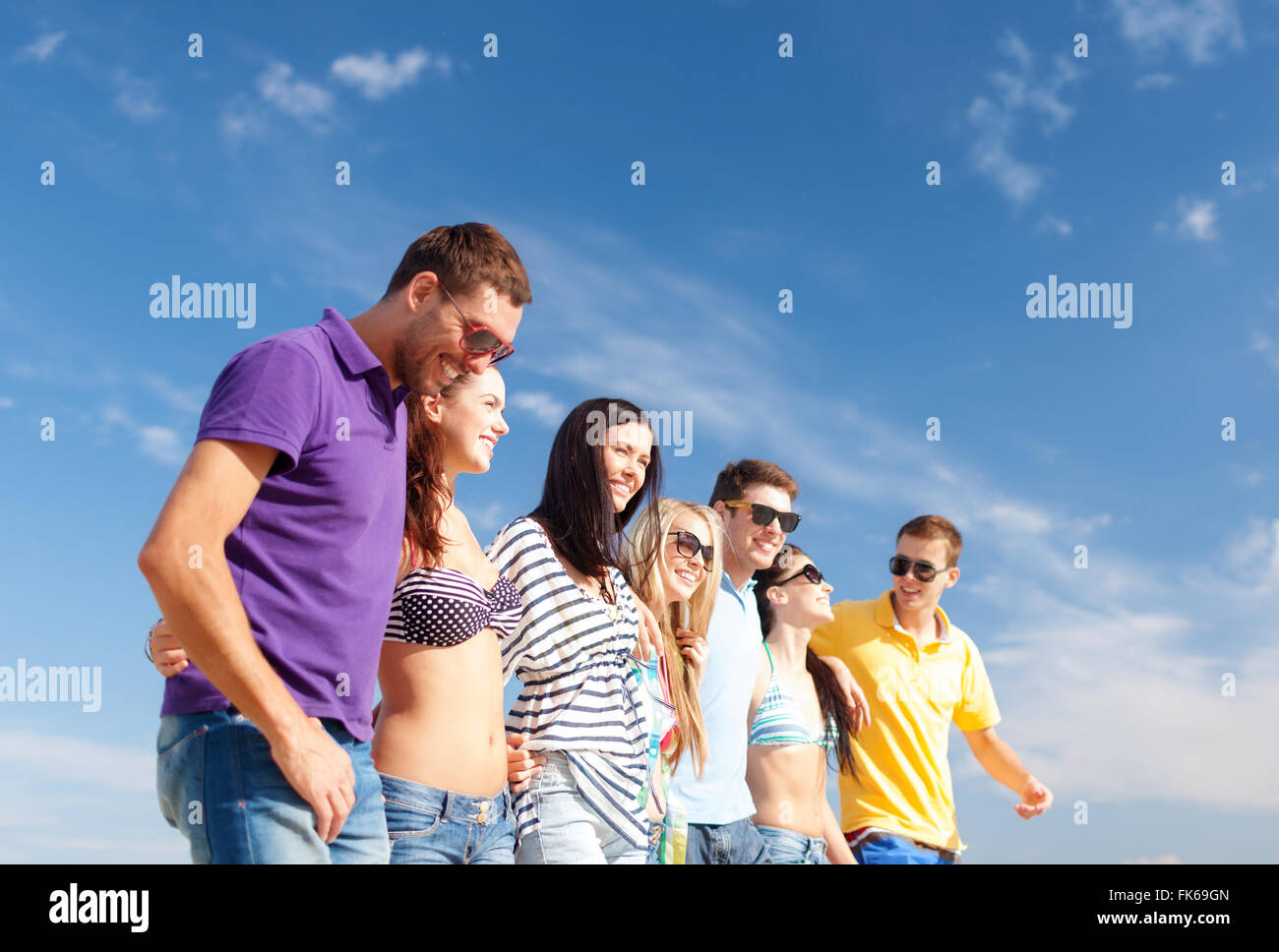 Group friends walking beach hi-res stock photography and images - Alamy
