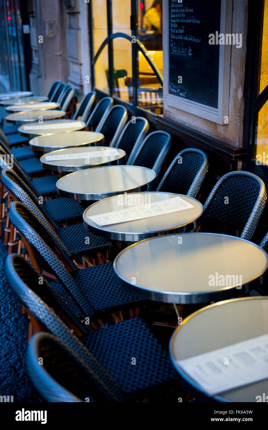 Paris tables hi-res stock photography and images - Alamy