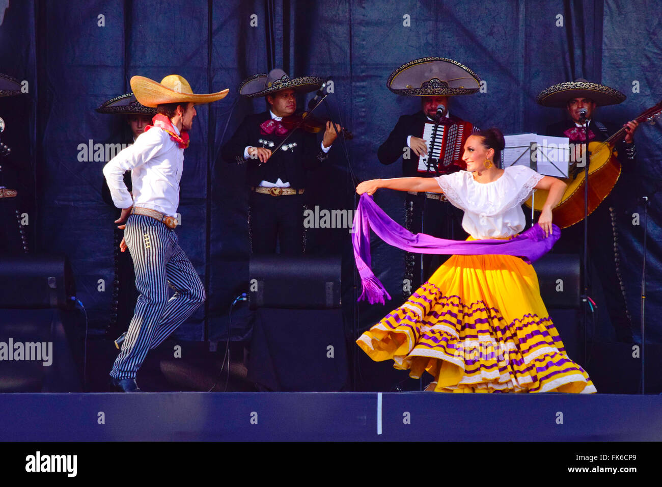 Mexican folk dance, dancers from Mexico Stock Photo - Alamy