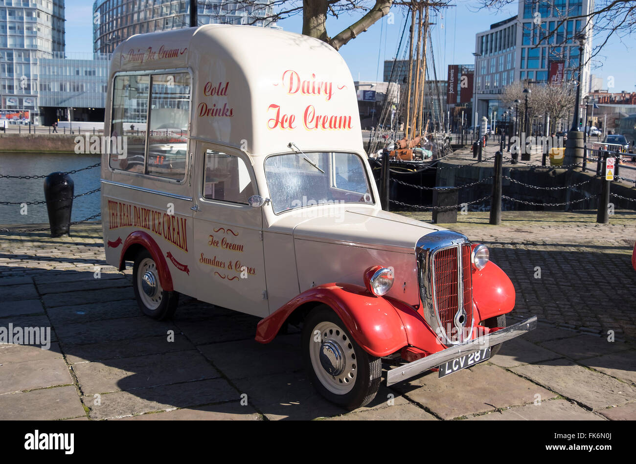 Vintage ice cream van vans hi-res stock photography and images - Alamy