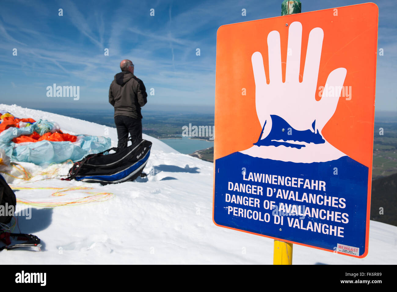 Avalanche warning sign hi-res stock photography and images - Alamy