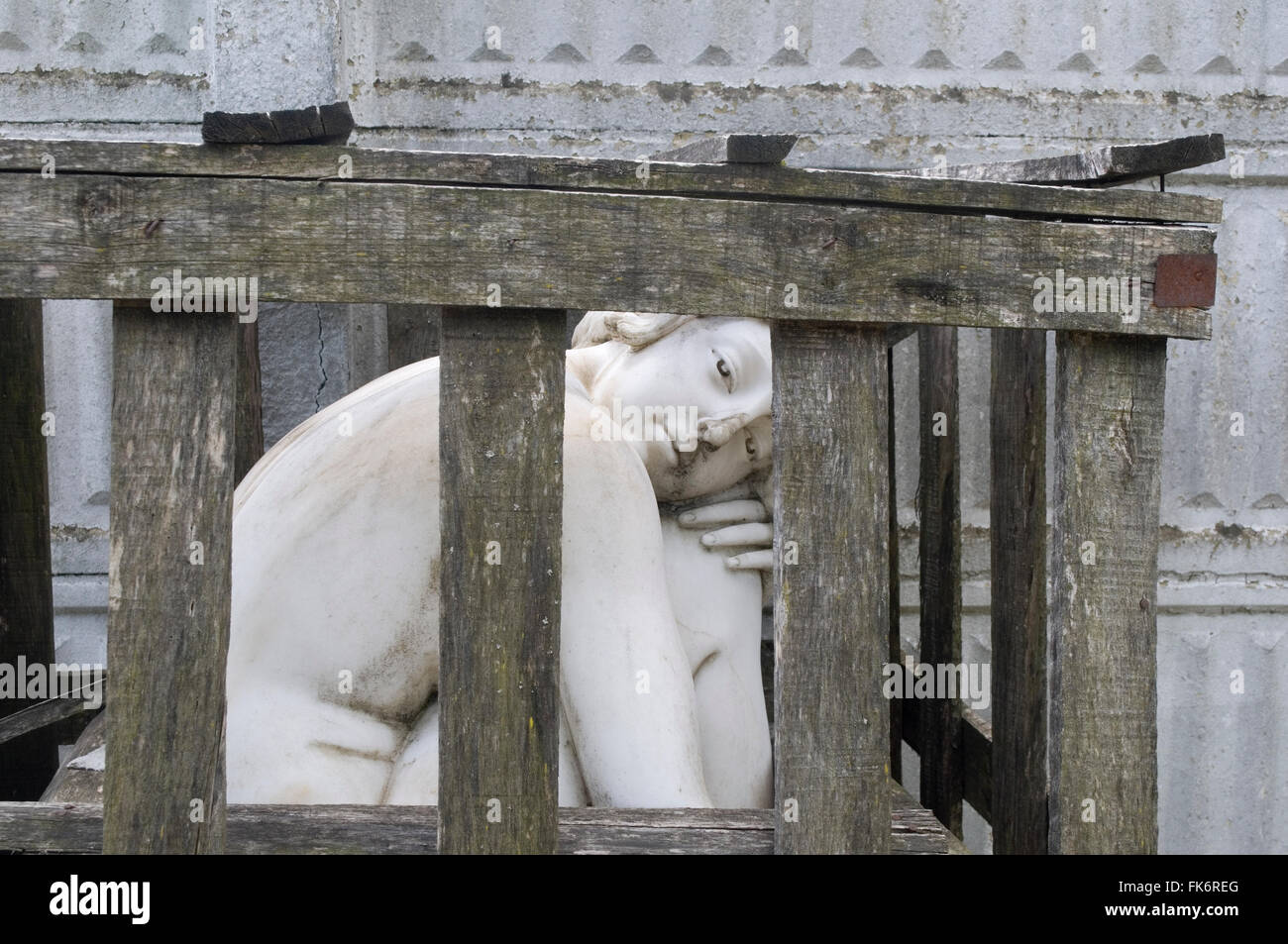 Cage sculpture hi-res stock photography and images - Alamy