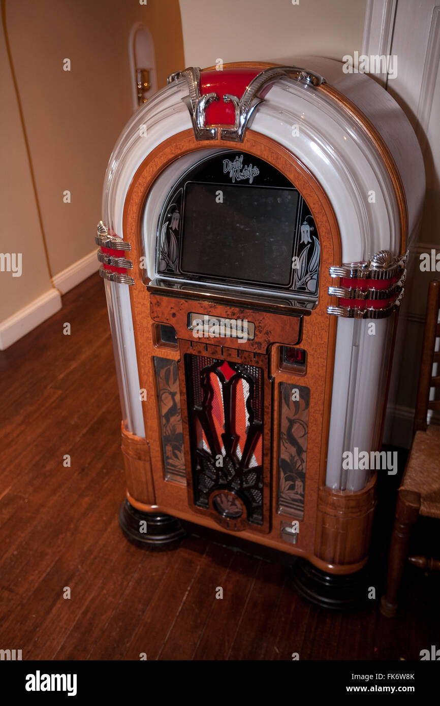 Jukebox couple hi-res stock photography and images - Alamy