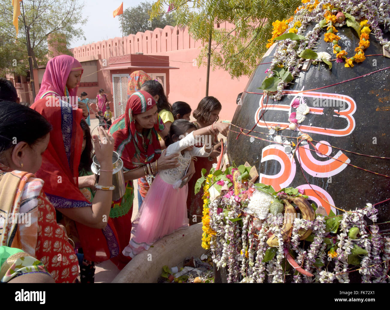 Devotees worshiping Lord Shiva on the occasion of Maha Shivaratri ...