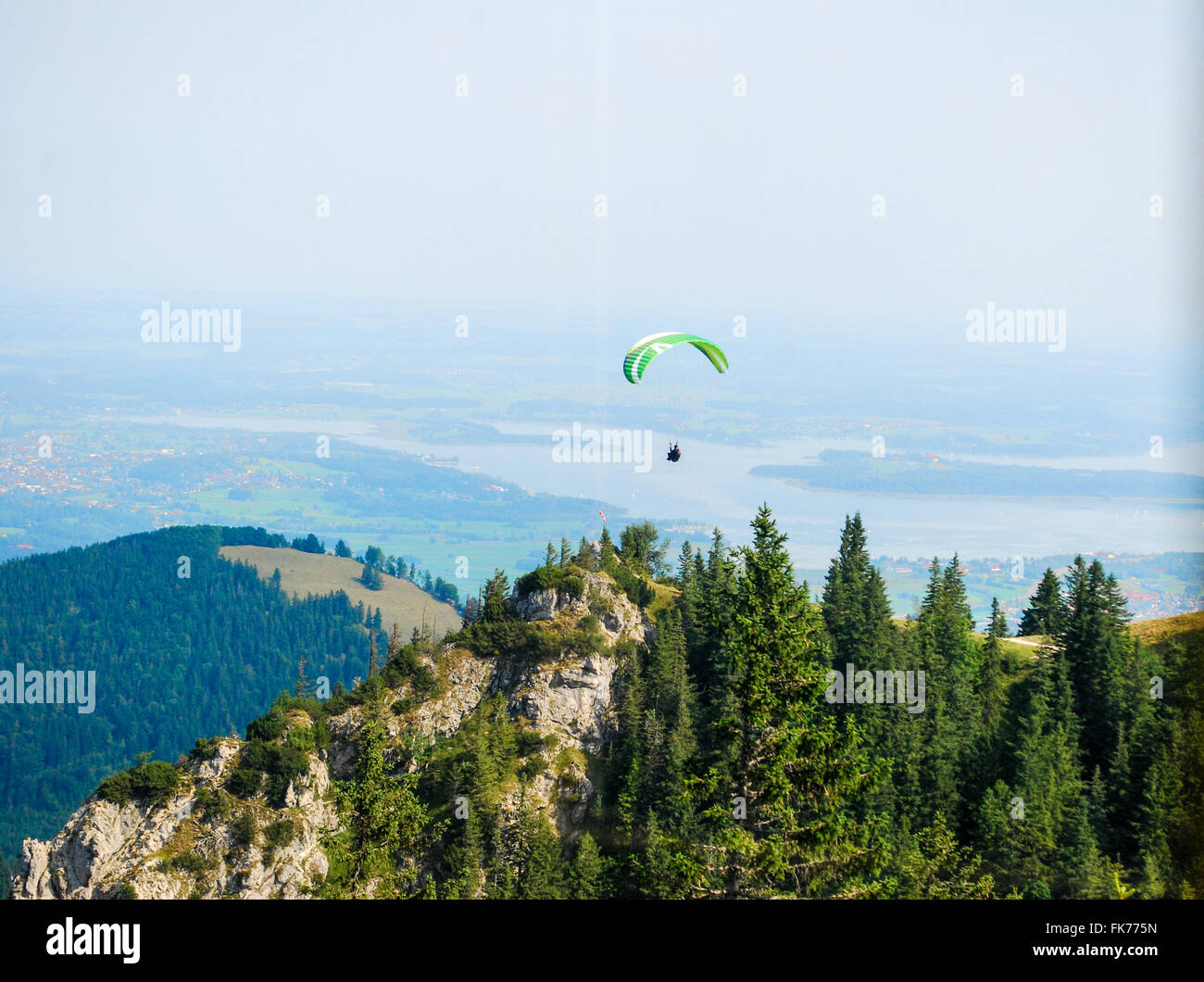 Paraglider over lake hi-res stock photography and images - Alamy