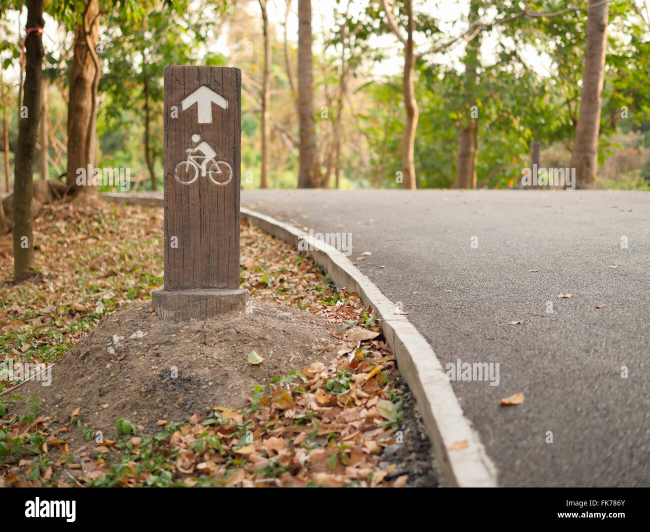 Wood post bike lane hi-res stock photography and images - Alamy