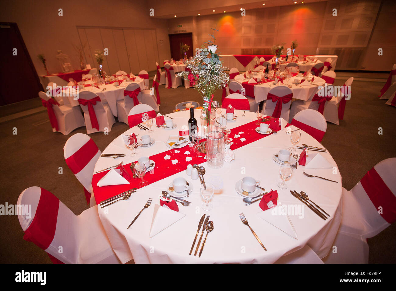 Red white wedding reception tables hi-res stock photography and images ...