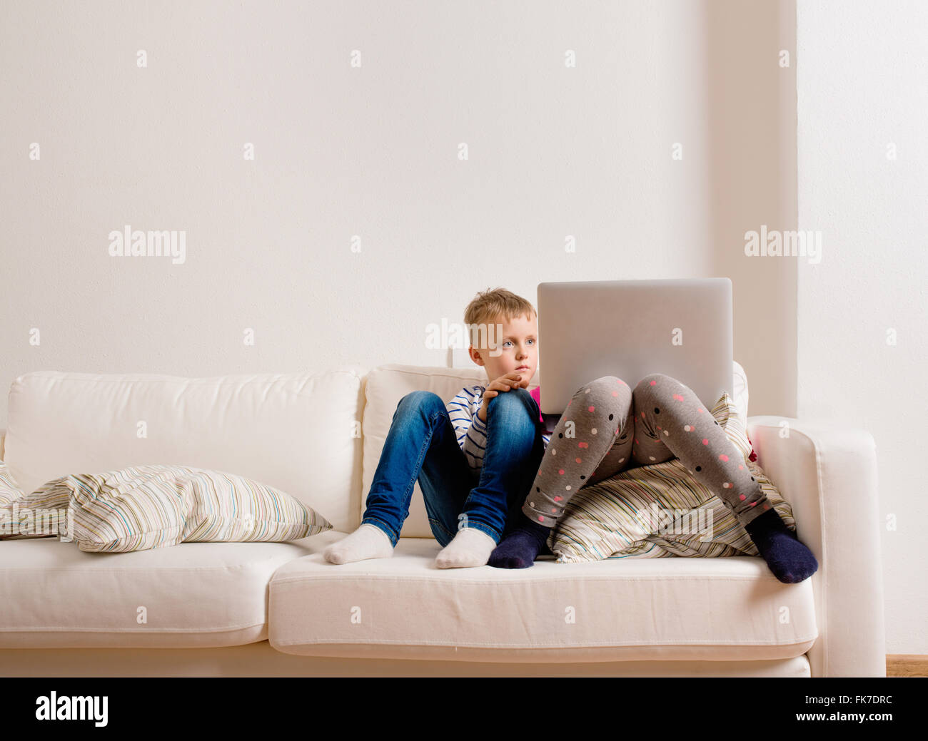Children playing computer hi-res stock photography and images - Alamy