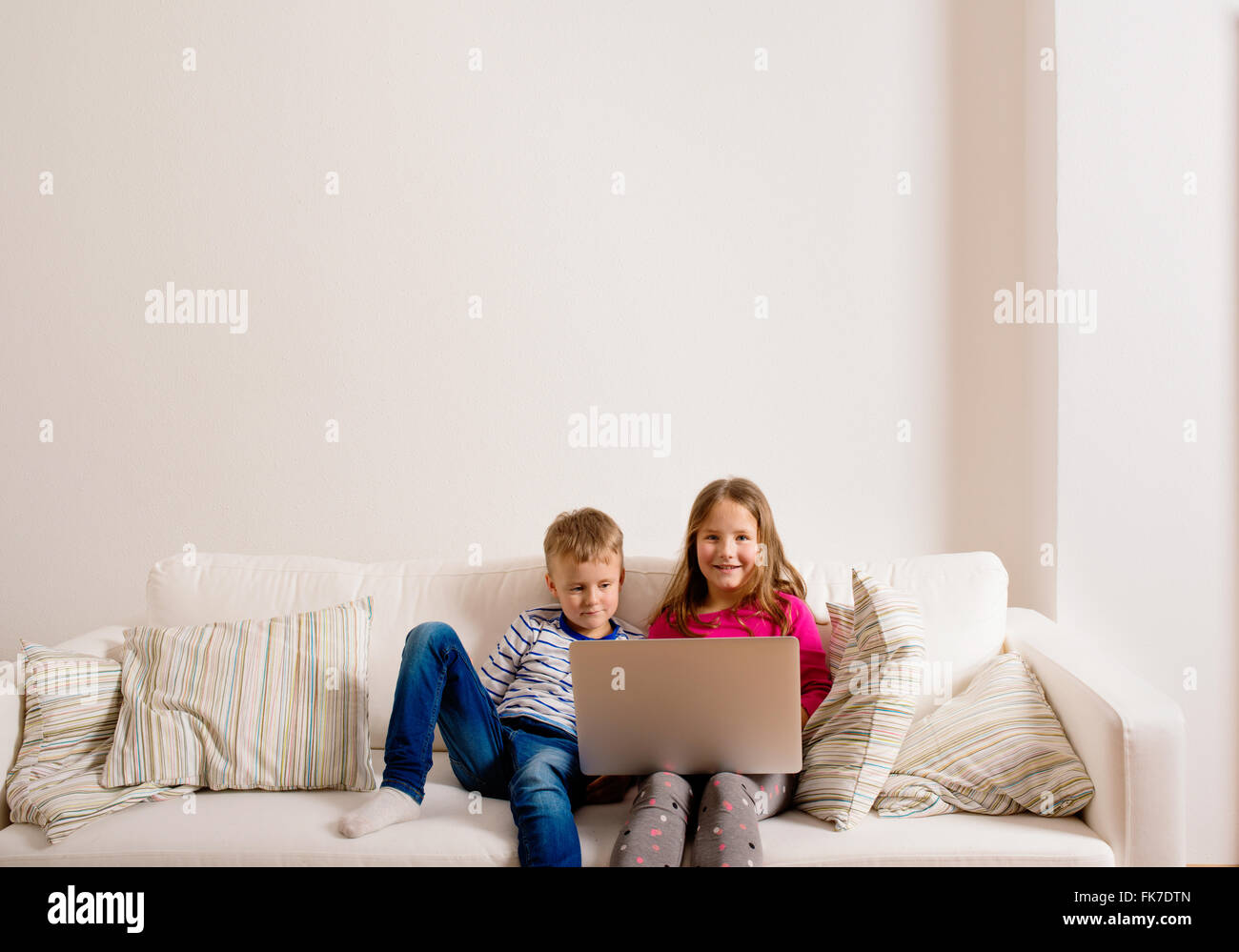 Children playing computer school hi-res stock photography and images ...