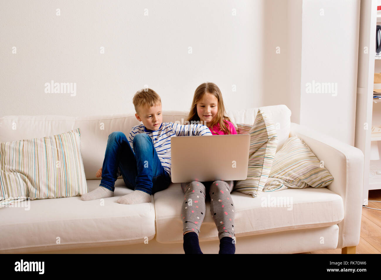 Children playing computer school hi-res stock photography and images ...