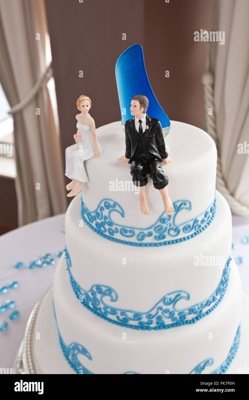 Traditional wedding cake toppers hi-res stock photography and images ...