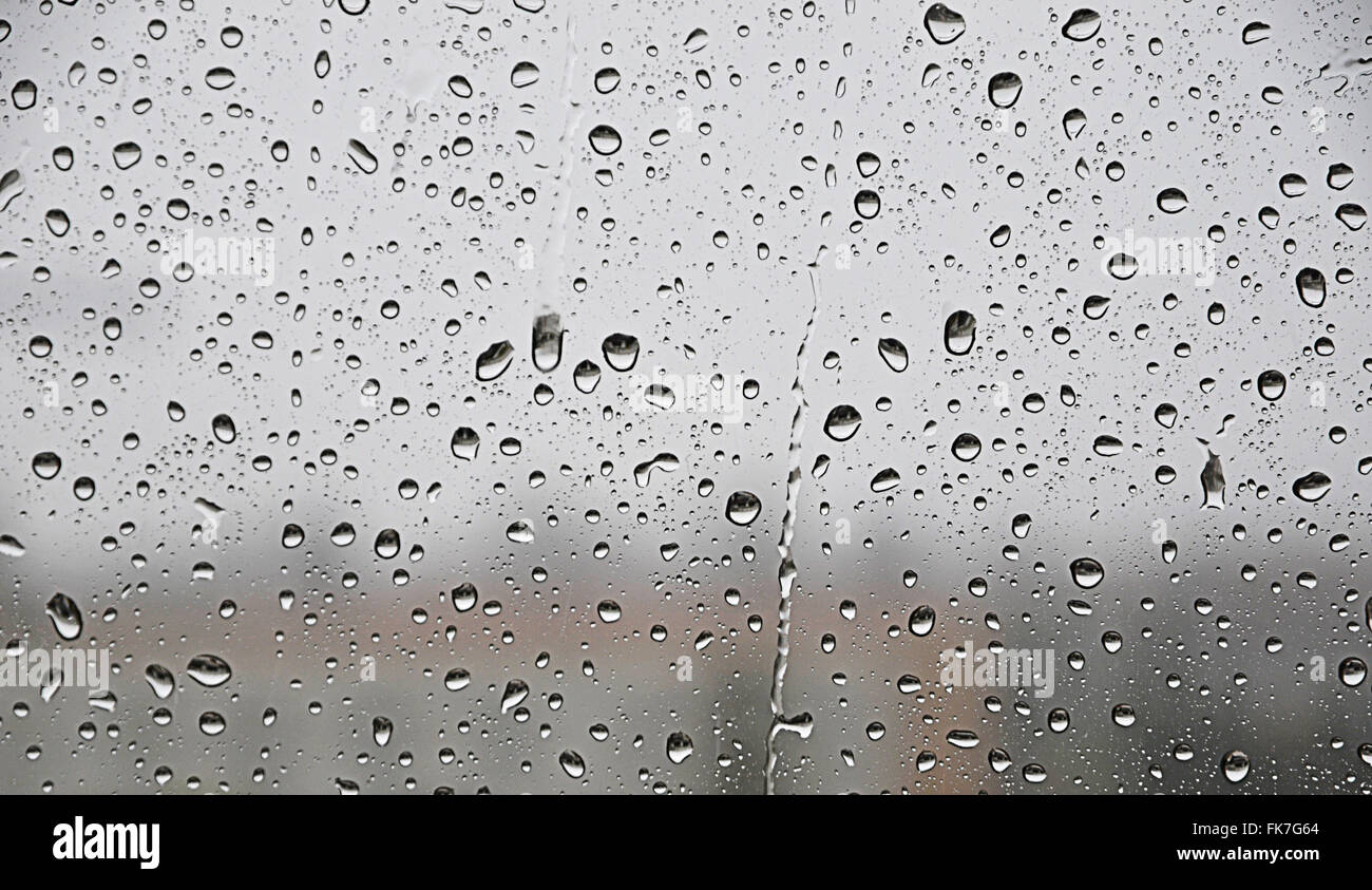 Raindrops on glass surface hi-res stock photography and images - Alamy