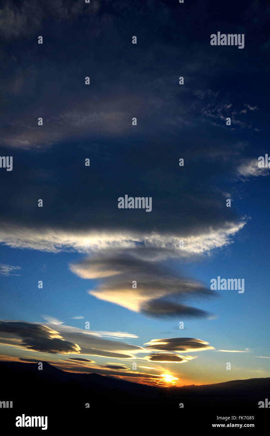Sunset with sun rays hi-res stock photography and images - Alamy