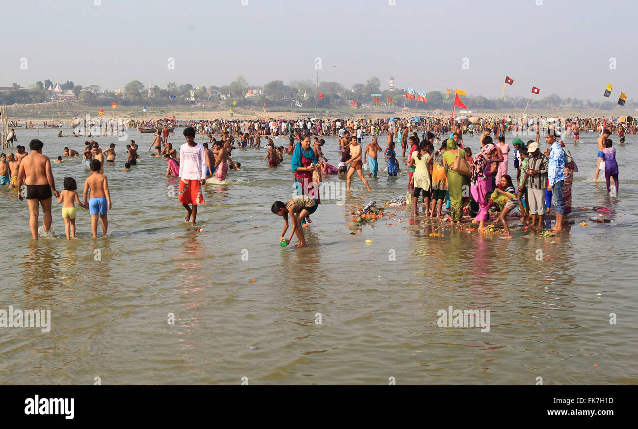 Hindu devotees takes holy dip in the Sangam, confluence of three rivers ...