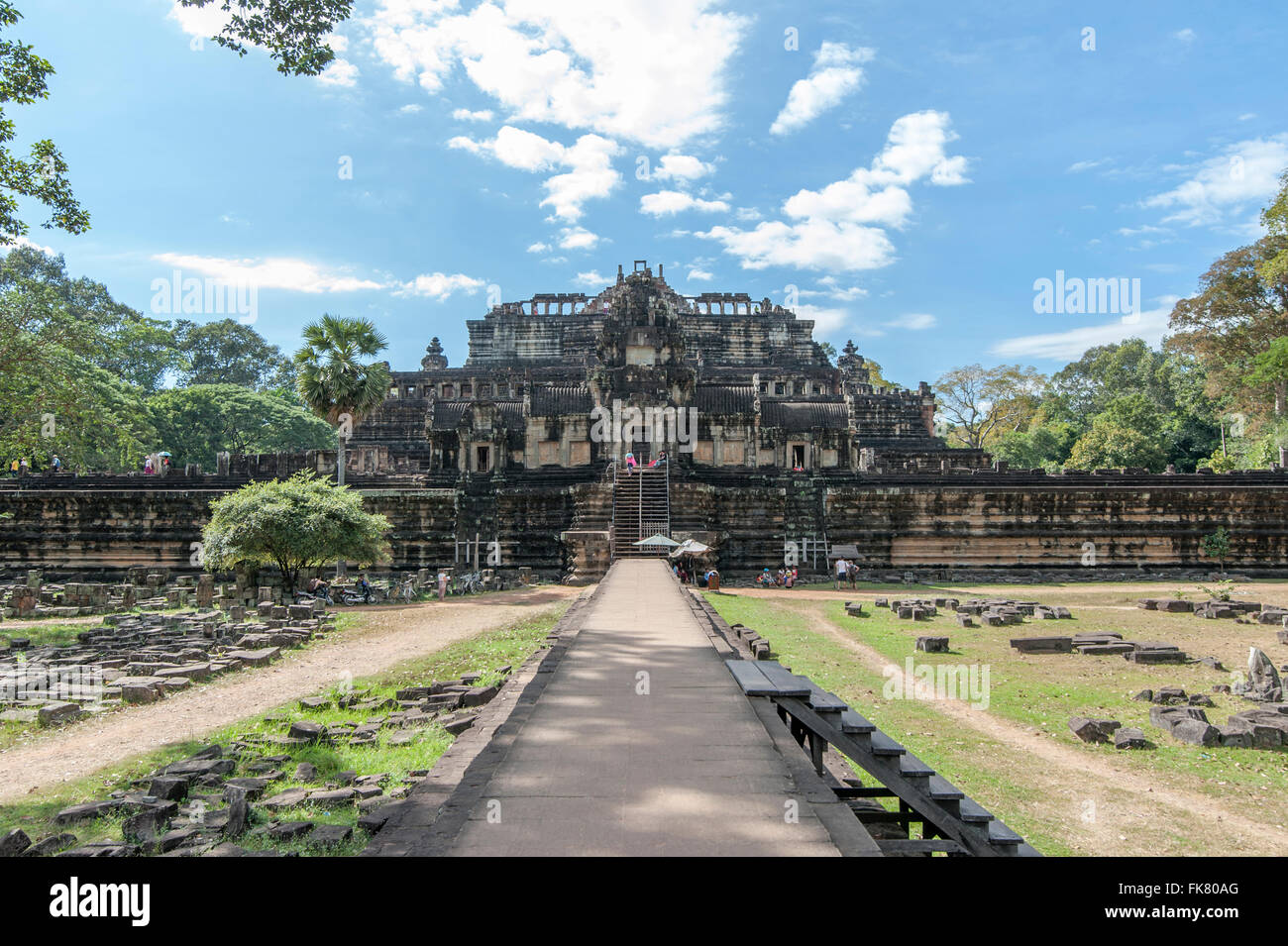 Angkor wat path hi-res stock photography and images - Alamy