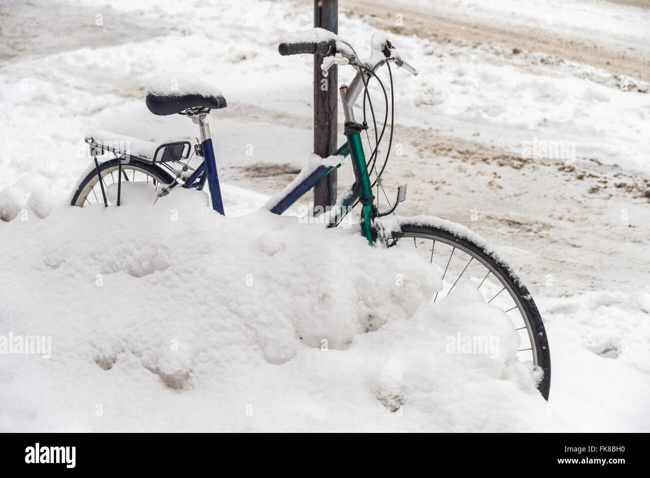 Bike covered in snow during snow storm Stock Photo - Alamy
