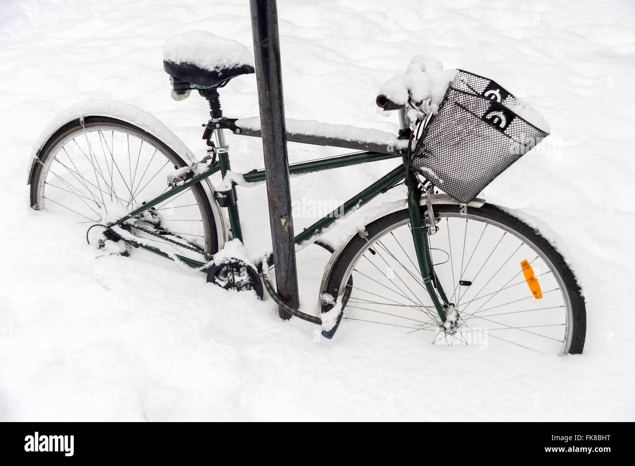 Bike covered in snow during snow storm Stock Photo - Alamy