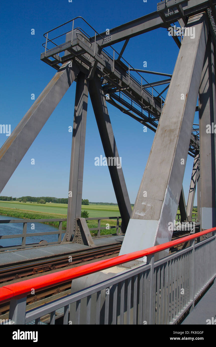 Truss railway bridge hi-res stock photography and images - Alamy