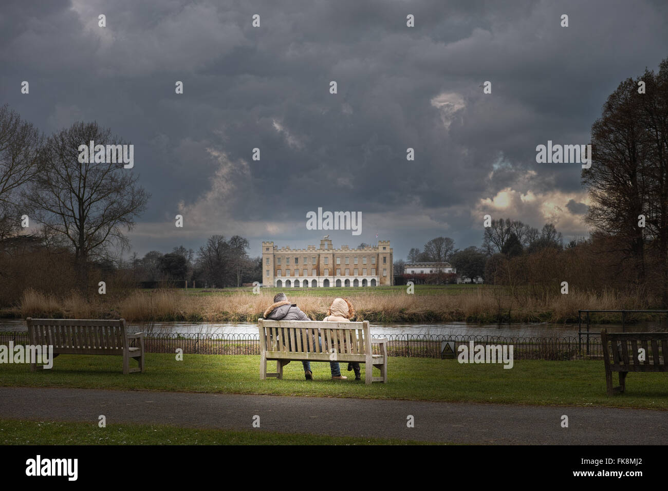 Couple on a bench by the river Thames at the Royal botanical gardens at ...