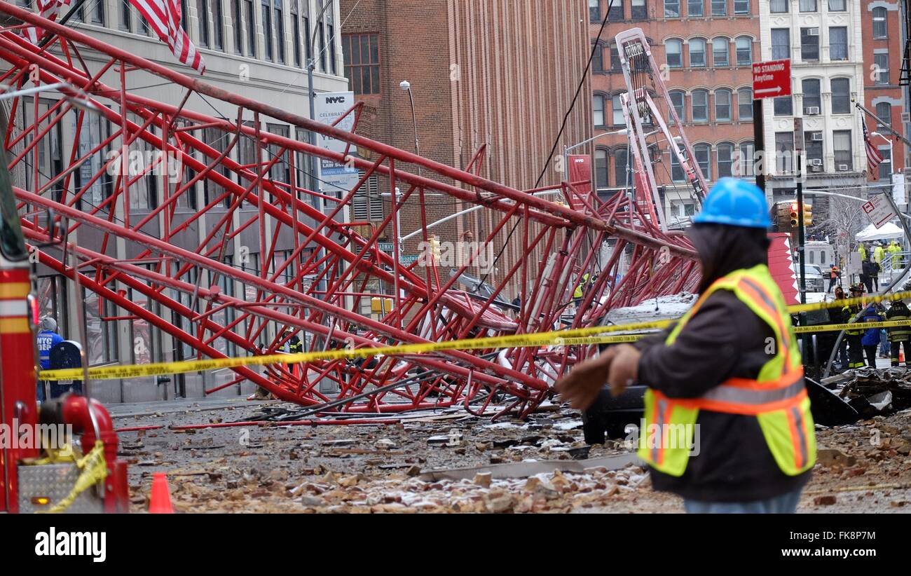A crane has collapsed in the Tribeca area of lower Manhattan causing at ...