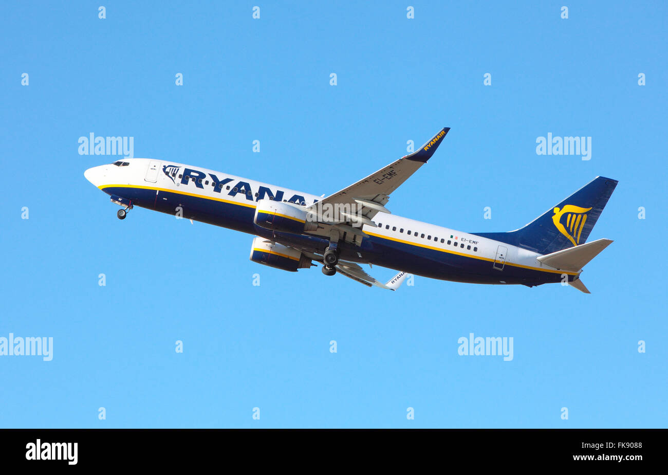 Ryanair EI-EMF departs Edinburgh Airport Stock Photo - Alamy
