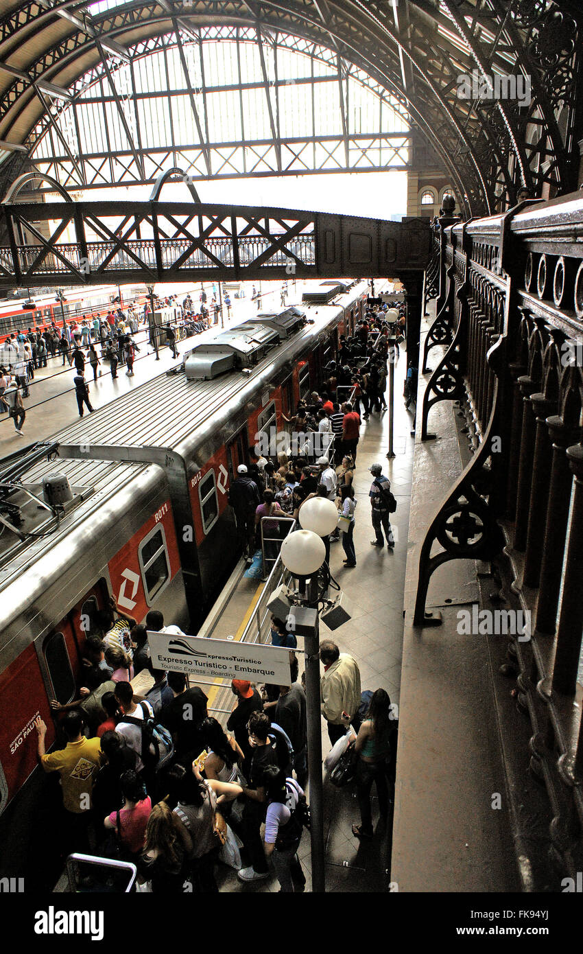 Train metro station crowd hi-res stock photography and images - Alamy