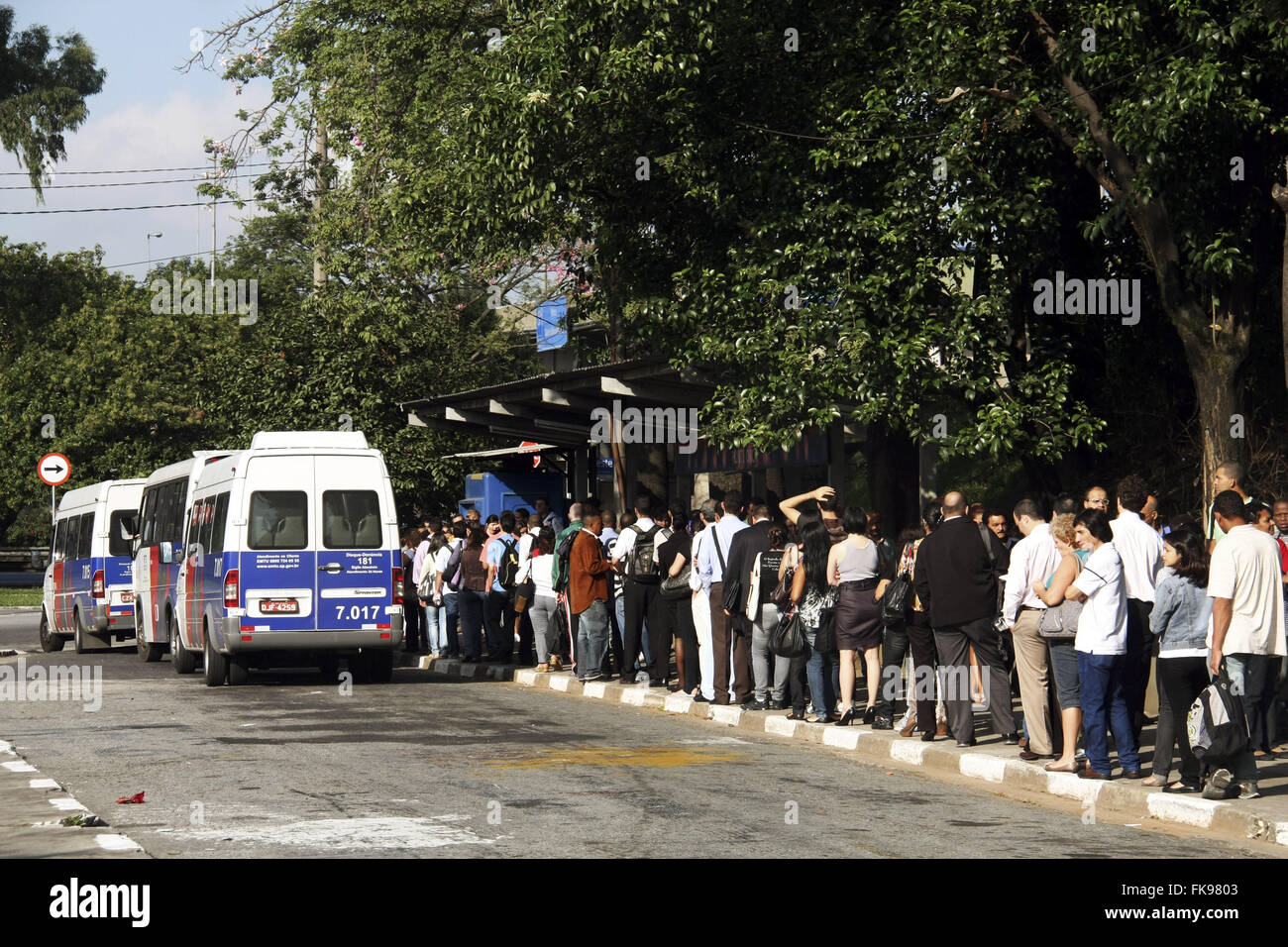 Bus stop queue hi-res stock photography and images - Alamy