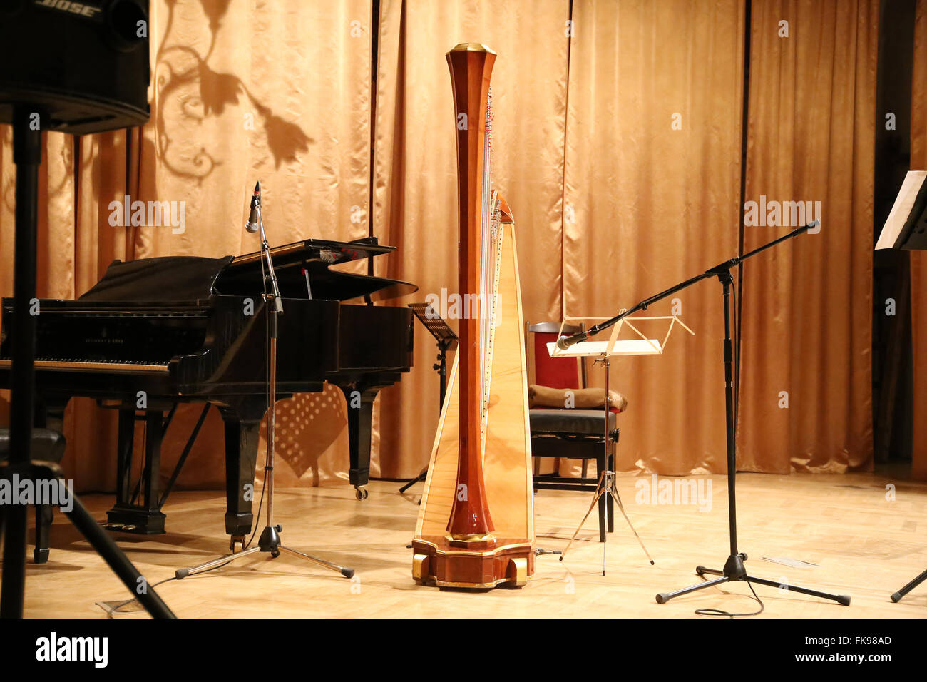 Grand piano harp hi-res stock photography and images - Alamy