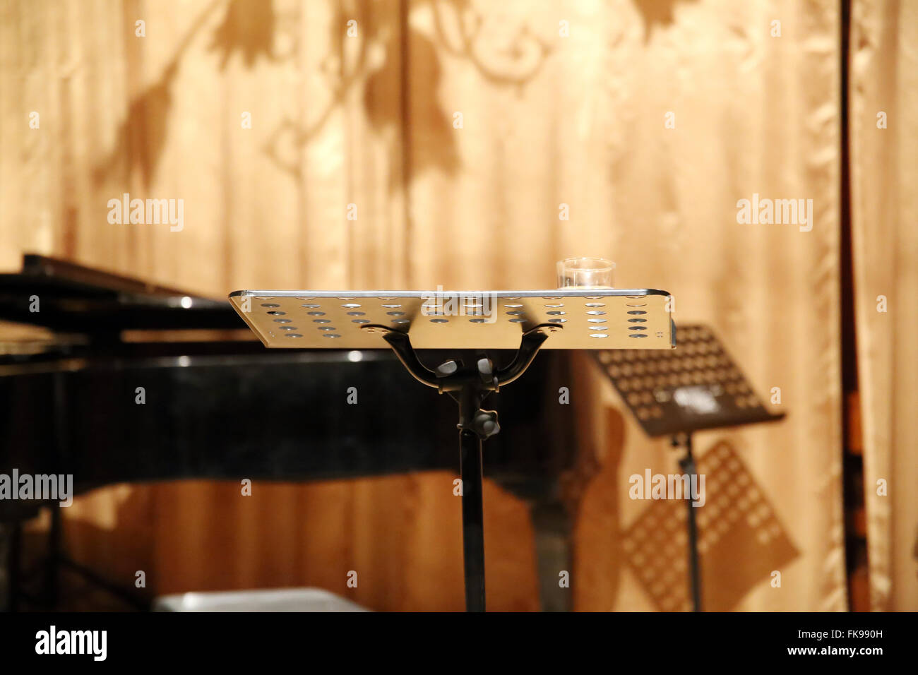Empty music stand hi-res stock photography and images - Alamy