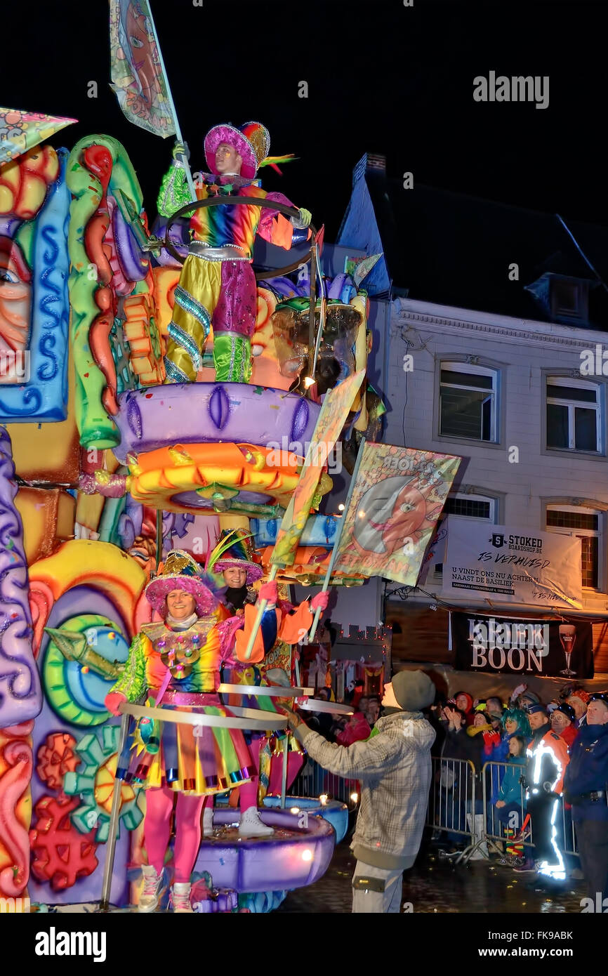 Halle, Belgium. 07th Mar, 2016. Giant carnival chariot arrives to Grand ...
