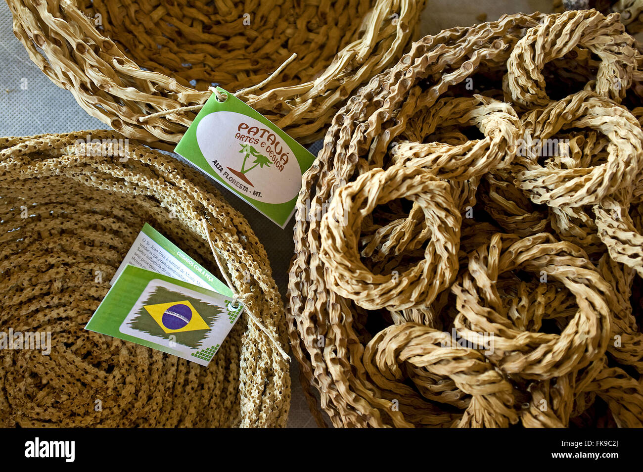 Crafts with straw Pataua - common palm in the Amazon - bataua ...