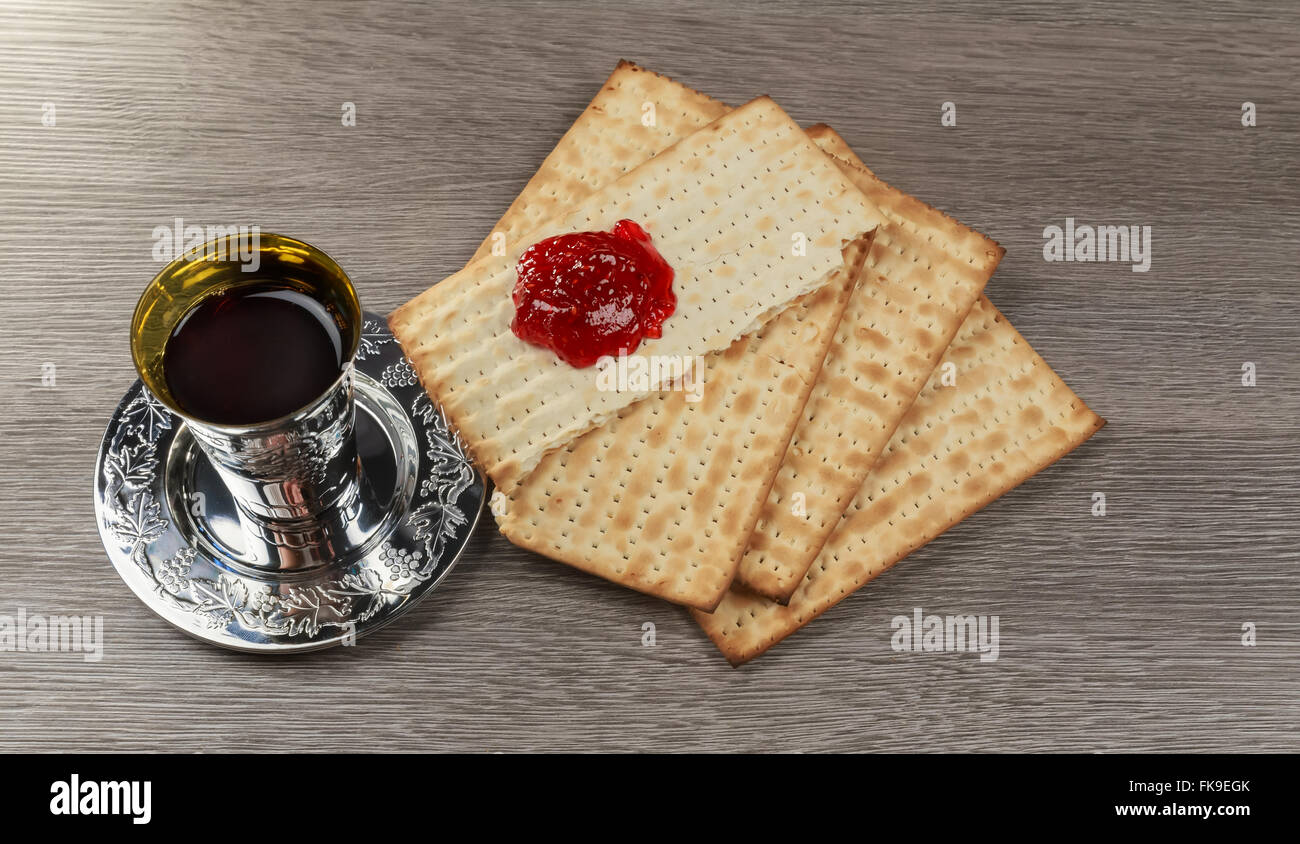 matzoh jewish passover bread torah Stock Photo - Alamy