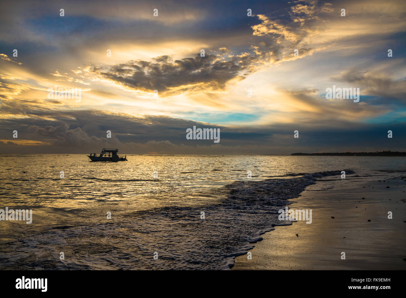 Beautiful sunset in Atlantic ocean Stock Photo - Alamy