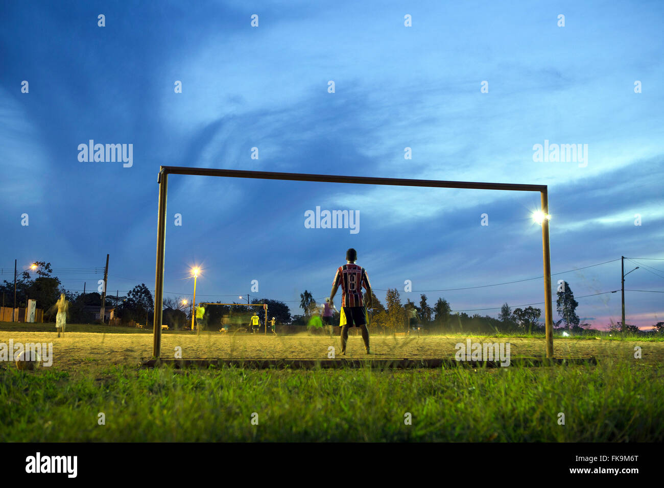 Men playing football soccer hi-res stock photography and images - Alamy