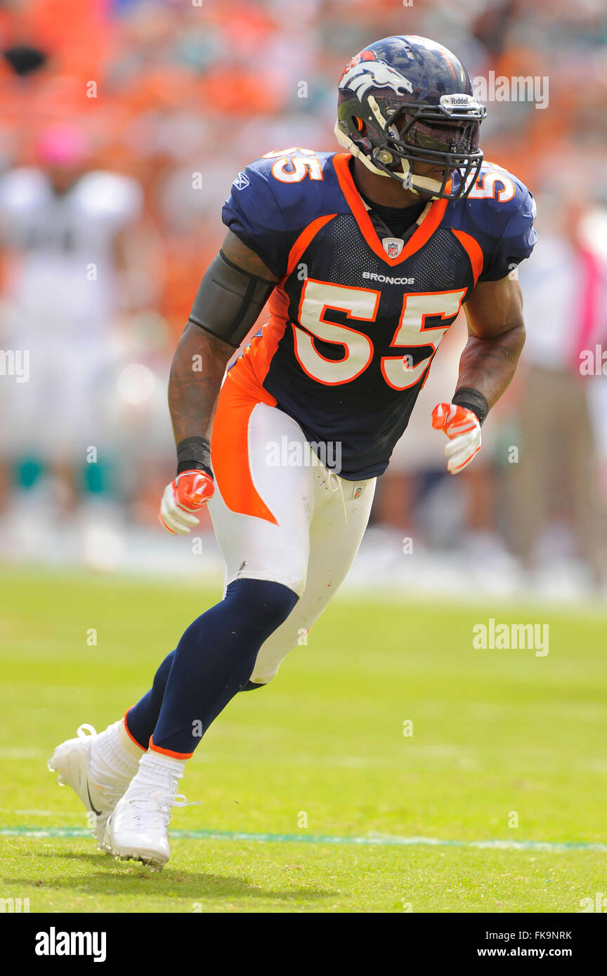 Denver broncos linebacker d j williams hi-res stock photography and ...