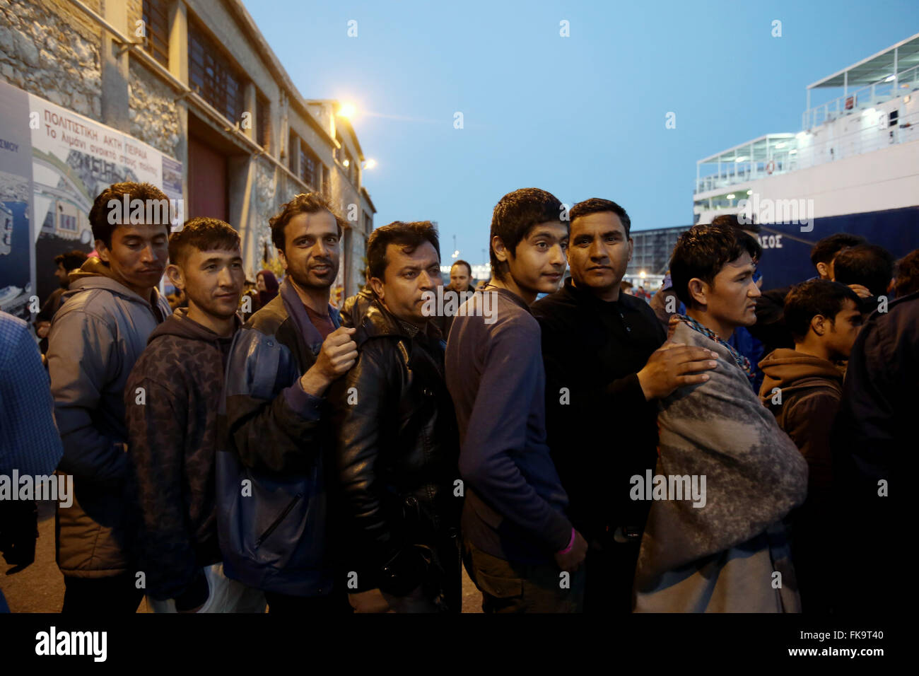 Refugees migrants line up food hi-res stock photography and images - Alamy