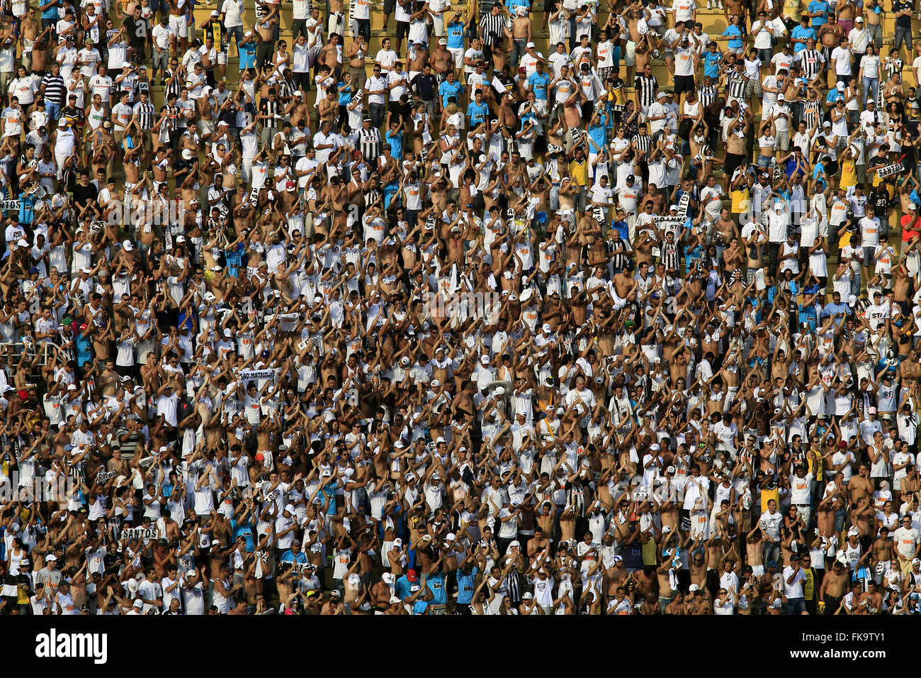 Stadium crowd hi-res stock photography and images - Alamy