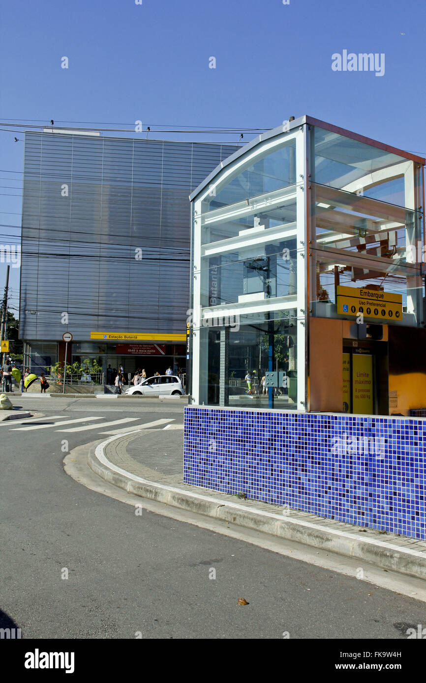 Lift preferred shipment in railway Butanta of Metro Line 4 Yellow Stock ...