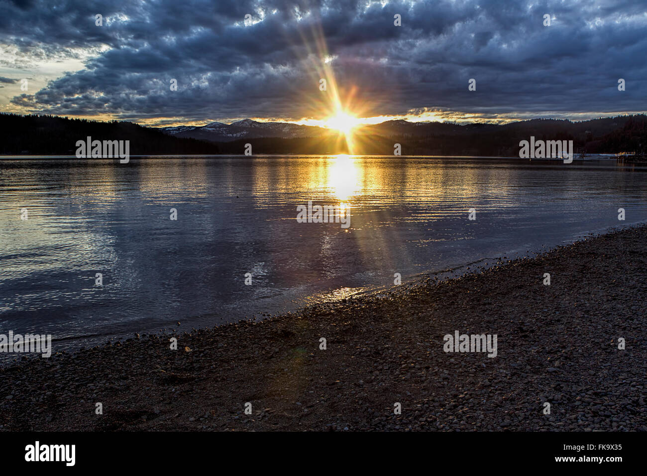 Sun setting over tranquil lake hi-res stock photography and images - Alamy
