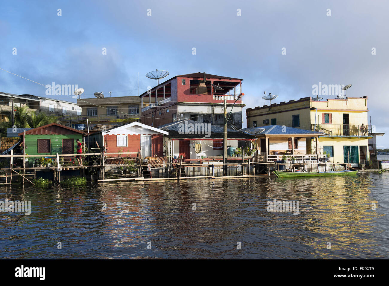 Palafitas às margens do Lago de Tefé Stock Photo - Alamy
