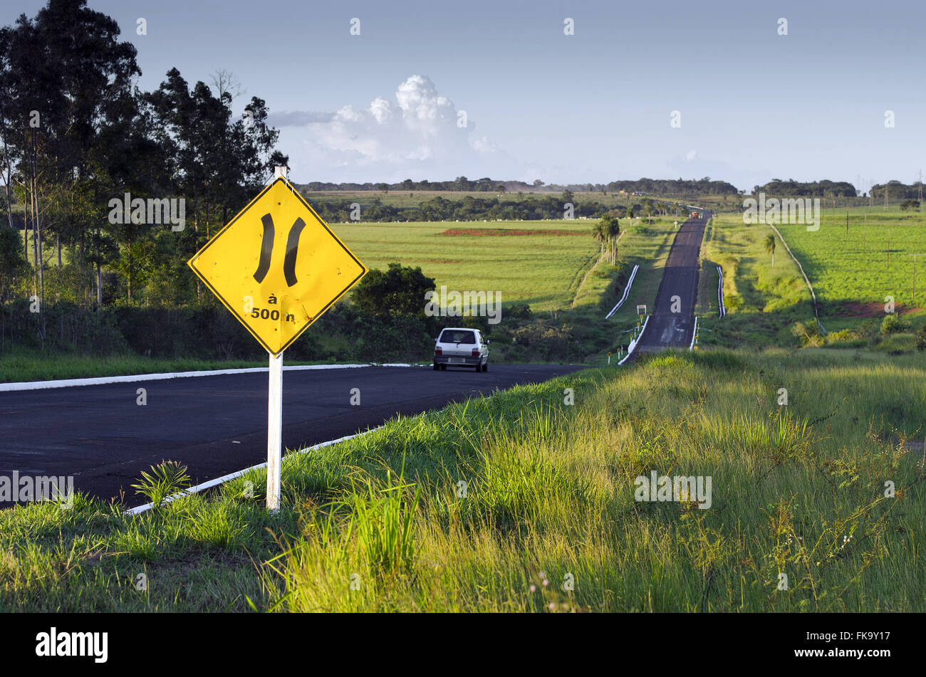 Narrowing road hi-res stock photography and images - Alamy