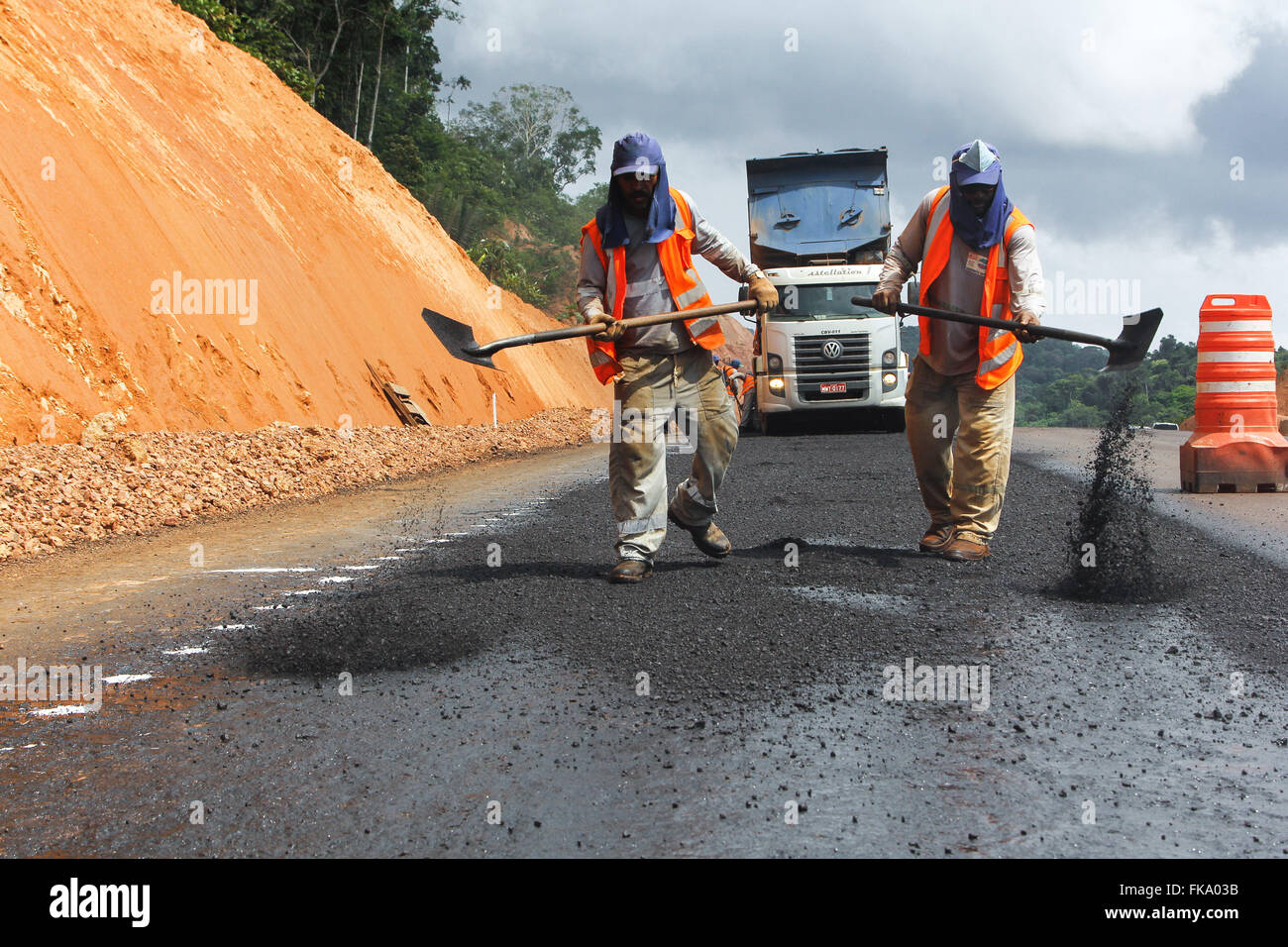 Highway workers hi-res stock photography and images - Alamy