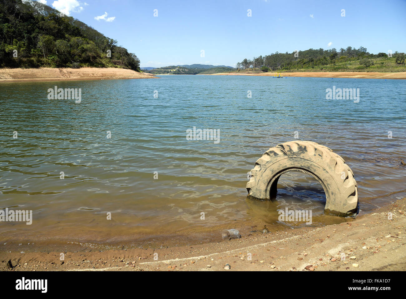 Tire truck reappears in the dry edge of the dam formed by the river ...