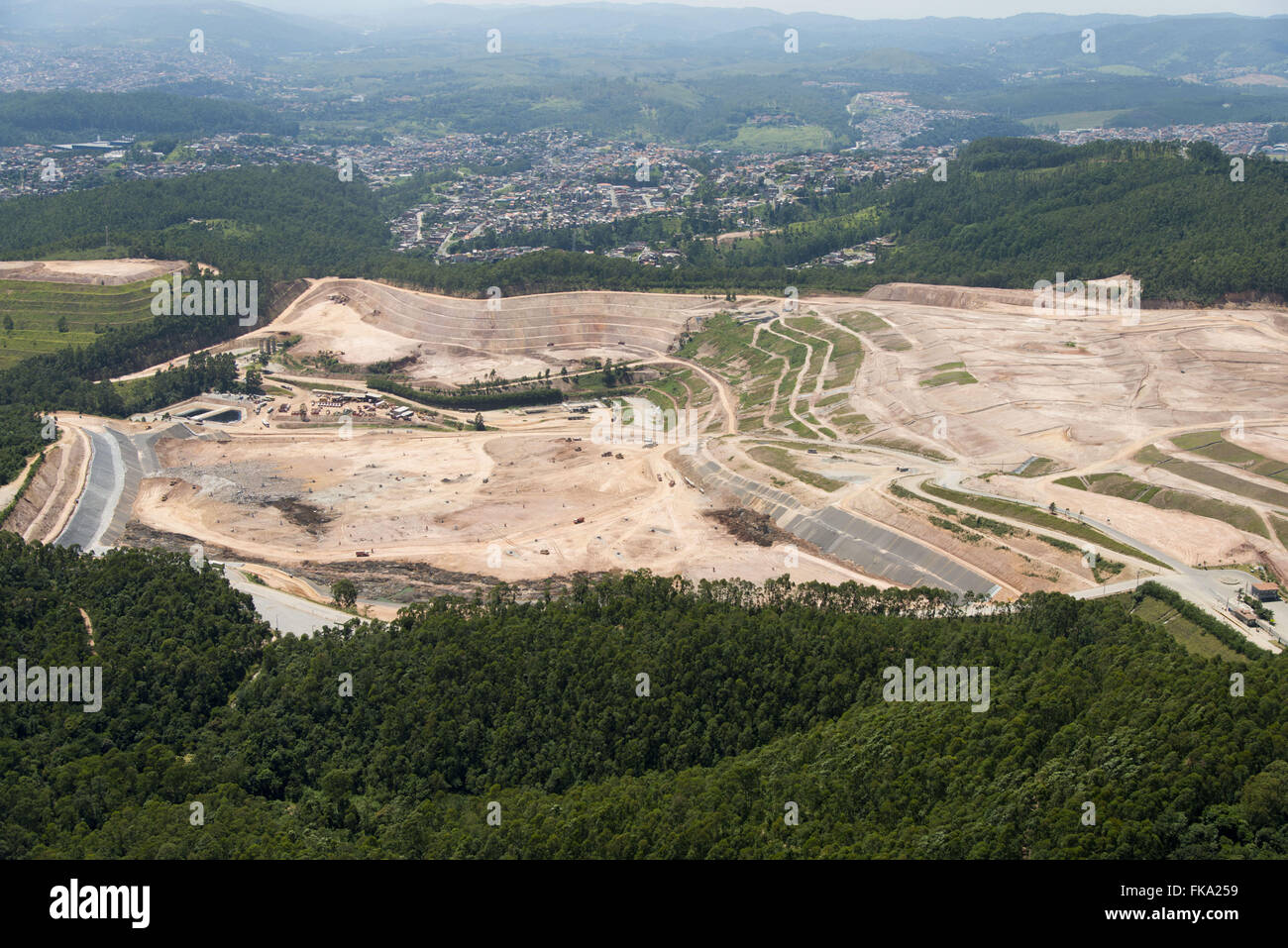 Hillside landfill hi-res stock photography and images - Alamy