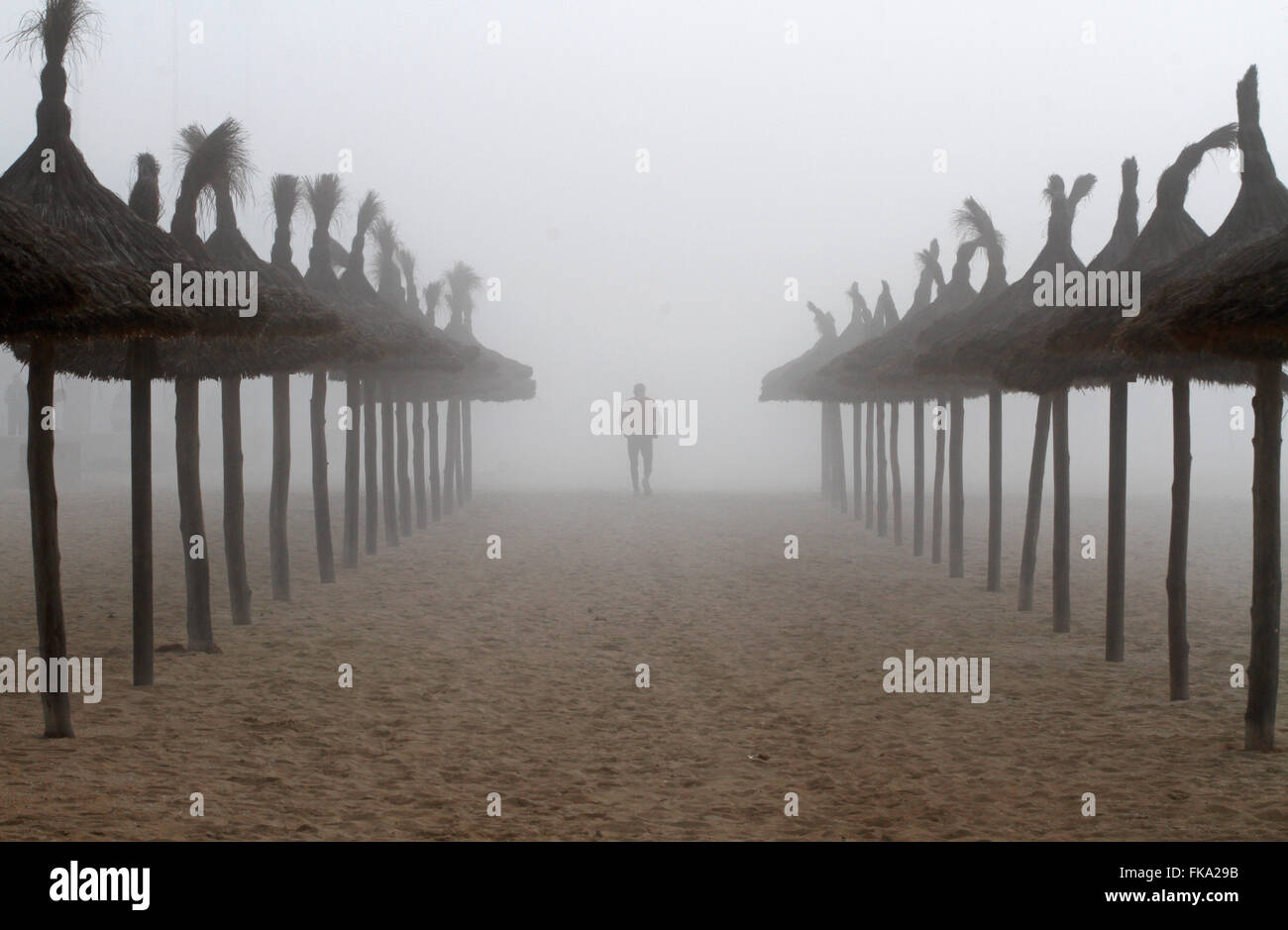 Fog at beach hi-res stock photography and images - Alamy