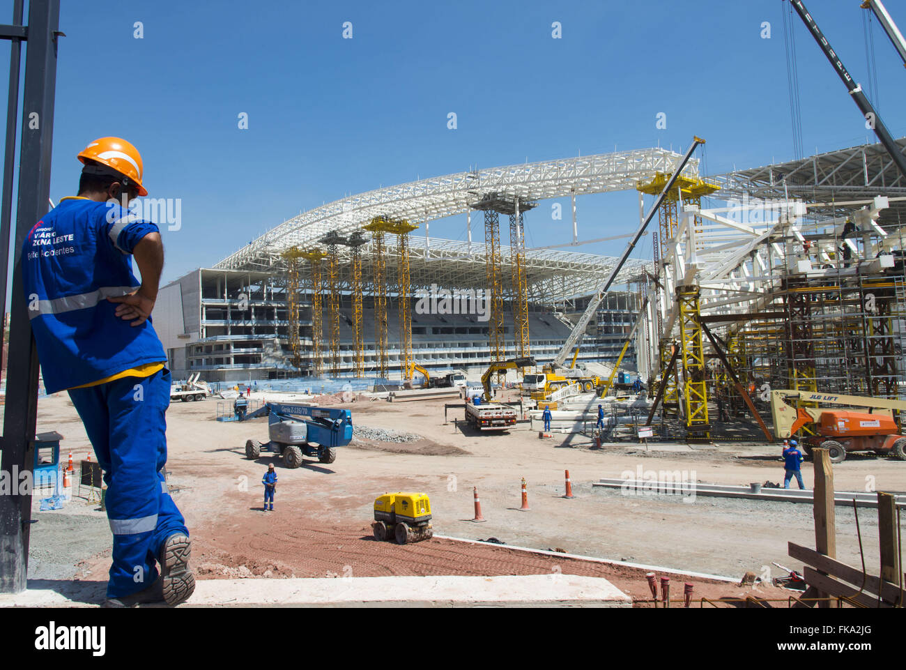 Laborer in the work of construction of the stadium Arena Corinthians ...